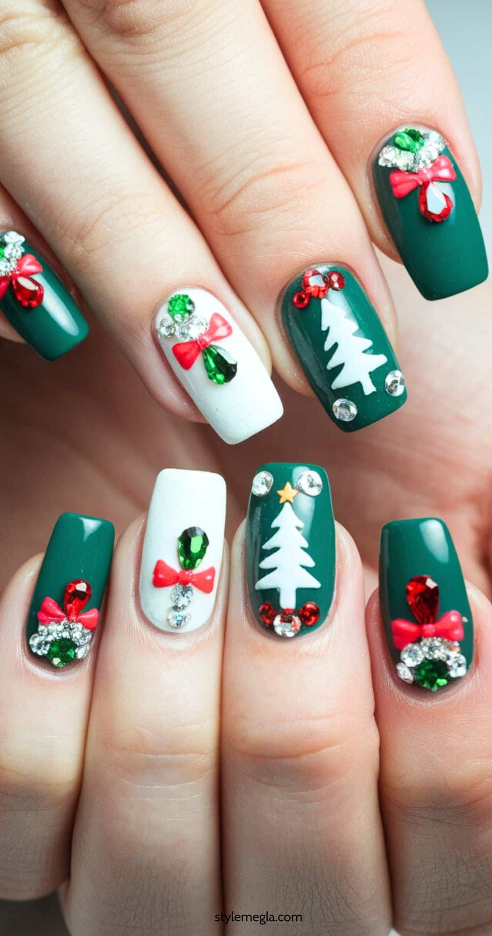 21 Cute Christmas Nails (Holiday Nail Ideas)